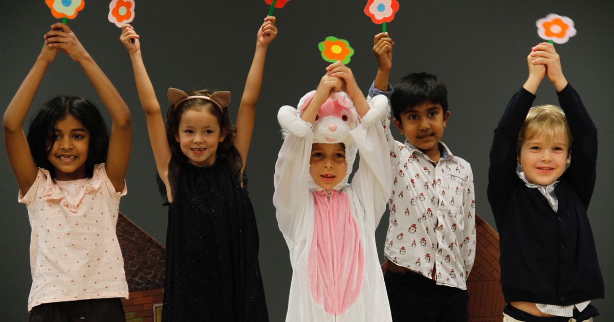Primary French plays in mini theatre. | Mosaic